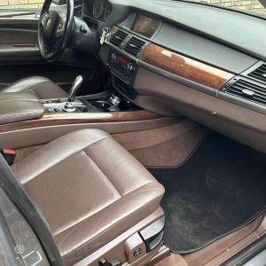 Grey BMW X5 2008 in Marijampole, with an engine capacity of 2.99 L and mileage of 285 thousand km for 5900 €, photo 5 on AUTOMOTO.COM.LV