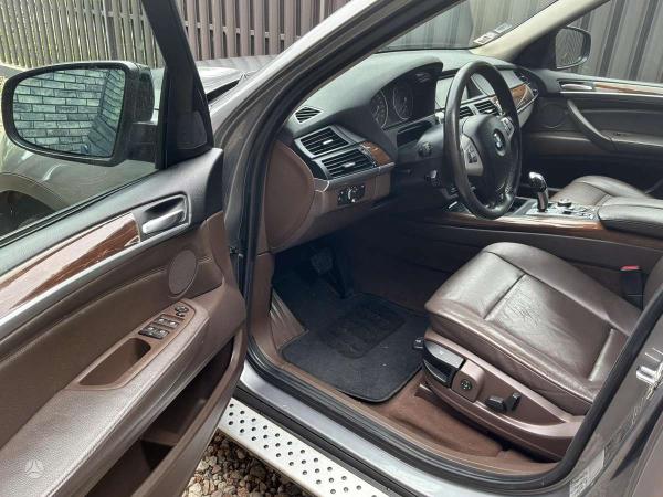 Grey BMW X5 2008 in Marijampole, with an engine capacity of 2.99 L and mileage of 285 thousand km for 5900 €, photo 9 on AUTOMOTO.COM.LV