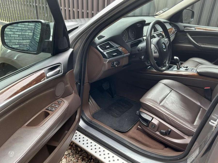 Grey BMW X5 2008 in Marijampole, with an engine capacity of 2.99 L and mileage of 285 thousand km for 5900 €, photo 10 on AUTOMOTO.COM.LV