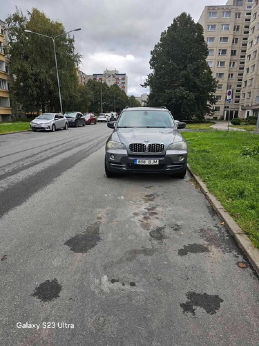 Grey BMW X5 2008 in Tallinn, with an engine capacity of 3.00 L and mileage of 278 thousand km for 7200 €, photo 1 on AUTOMOTO.COM.LV