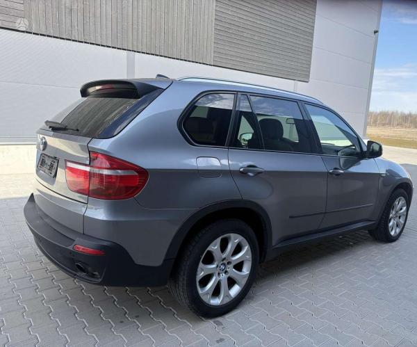 Grey BMW X5 2008 in Siauliai, with an engine capacity of 2.99 L and mileage of 260 thousand km for 5900 €, photo 5 on AUTOMOTO.COM.LV