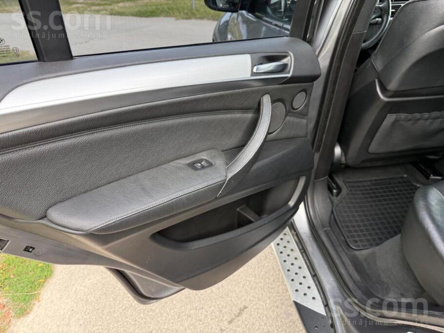 Grey BMW X5 2008 in Riga, with an engine capacity of 3.00 L and mileage of 385 thousand km for 8450 €, photo 12 on AUTOMOTO.COM.LV