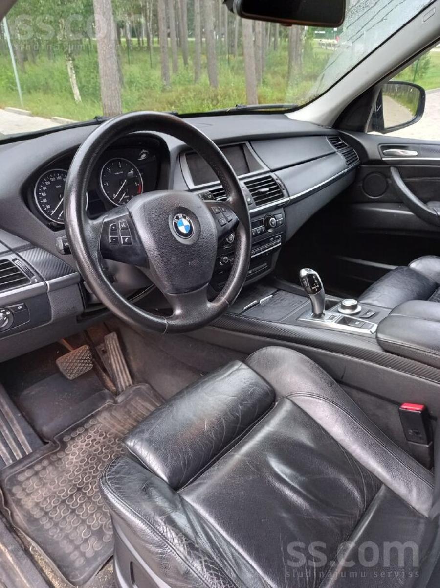 Grey BMW X5 2008 in Talsi, with an engine capacity of 3.00 L and mileage of 350 thousand km for 8200 €, photo 1 on AUTOMOTO.COM.LV