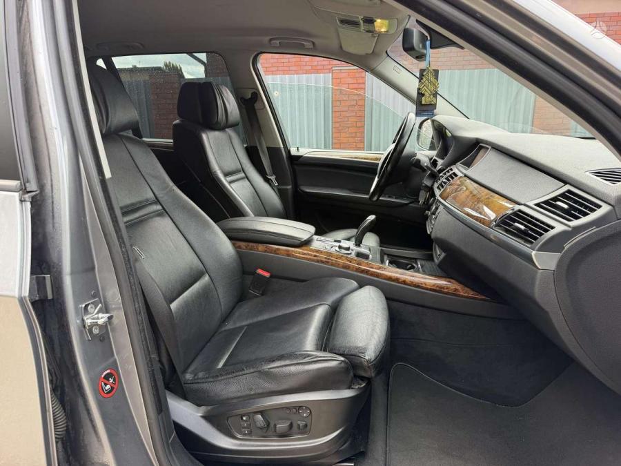 Grey BMW X5 2008 in Kaunas, with an engine capacity of 2.99 L and mileage of 339 thousand km for 5850 €, photo 12 on AUTOMOTO.COM.LV