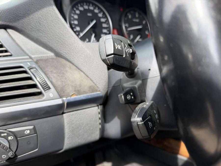 Grey BMW X5 2008 in Kaunas, with an engine capacity of 2.99 L and mileage of 339 thousand km for 5850 €, photo 16 on AUTOMOTO.COM.LV