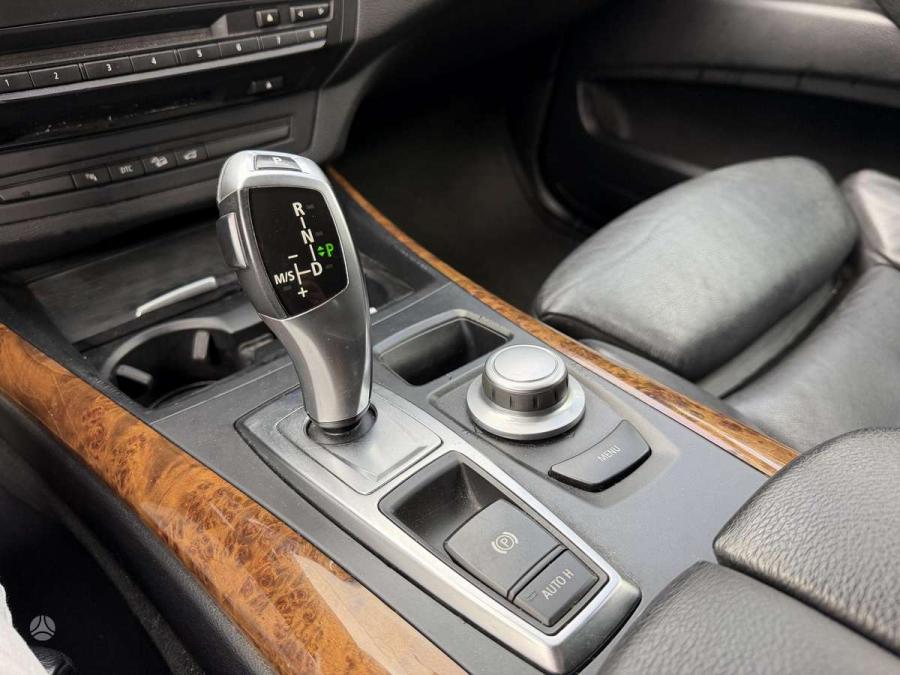 Grey BMW X5 2008 in Kaunas, with an engine capacity of 2.99 L and mileage of 339 thousand km for 5850 €, photo 17 on AUTOMOTO.COM.LV