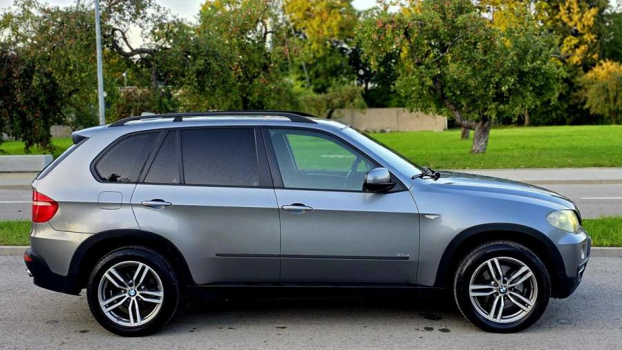 Grey BMW X5 2008 in Siauliai, with an engine capacity of 2.99 L and mileage of 339 thousand km for 6700 €, photo 17 on AUTOMOTO.COM.LV