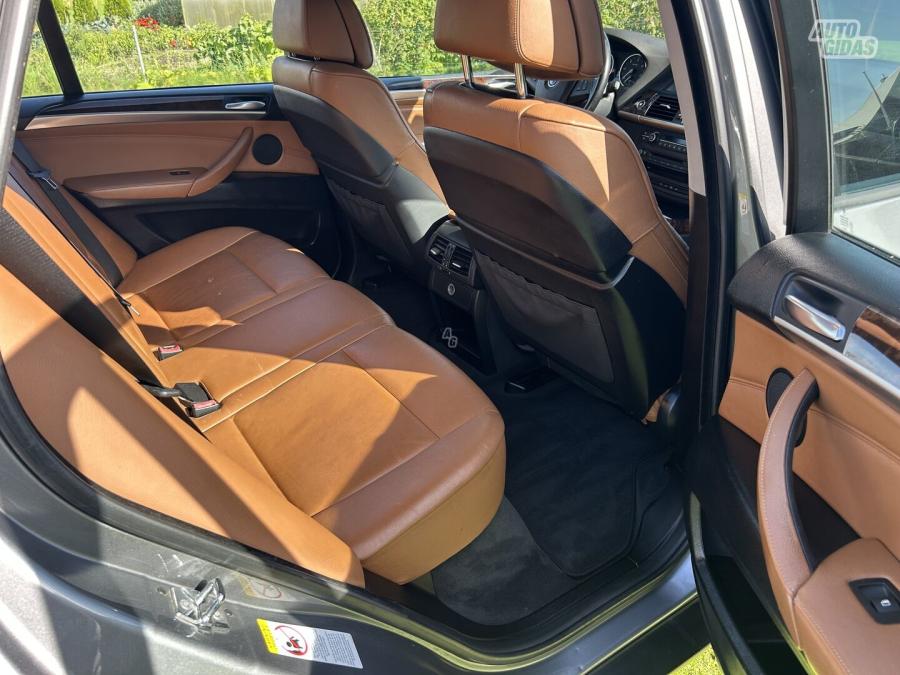 Pelēks BMW X5 2008 Panevēža, ar dzinēja tilpumu 3.00 L un nobraukumu 400 tūkst. km par 6500 €, foto 10 vietnē AUTOMOTO.COM.LV