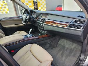 Pelēks BMW X5 2008 Šauļi, ar dzinēja tilpumu 3.00 L un nobraukumu 237 tūkst. km par 8950 €, foto 26 vietnē AUTOMOTO.COM.LV