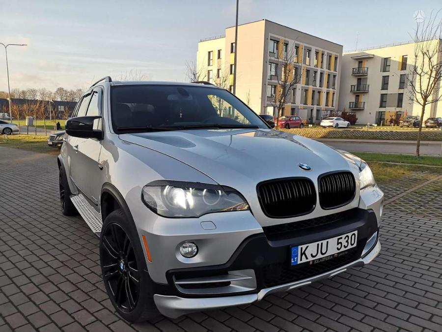 Grey BMW X5 2009 in Klaipeda, with an engine capacity of 3.00 L and mileage of 210 thousand km for 7950 €, photo 1 on AUTOMOTO.COM.LV