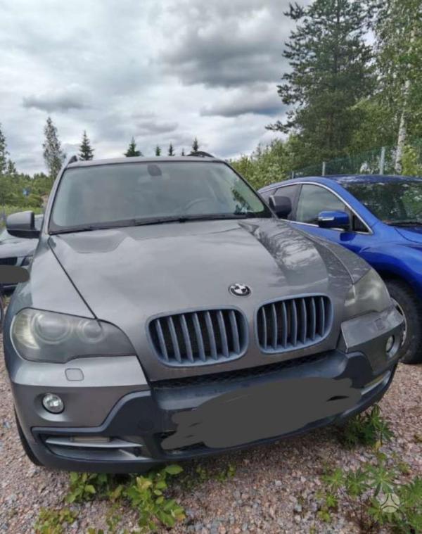 Grey BMW X5 2009 in Taurage, with an engine capacity of 2.99 L and mileage of 300 thousand km for 6300 €, photo 1 on AUTOMOTO.COM.LV