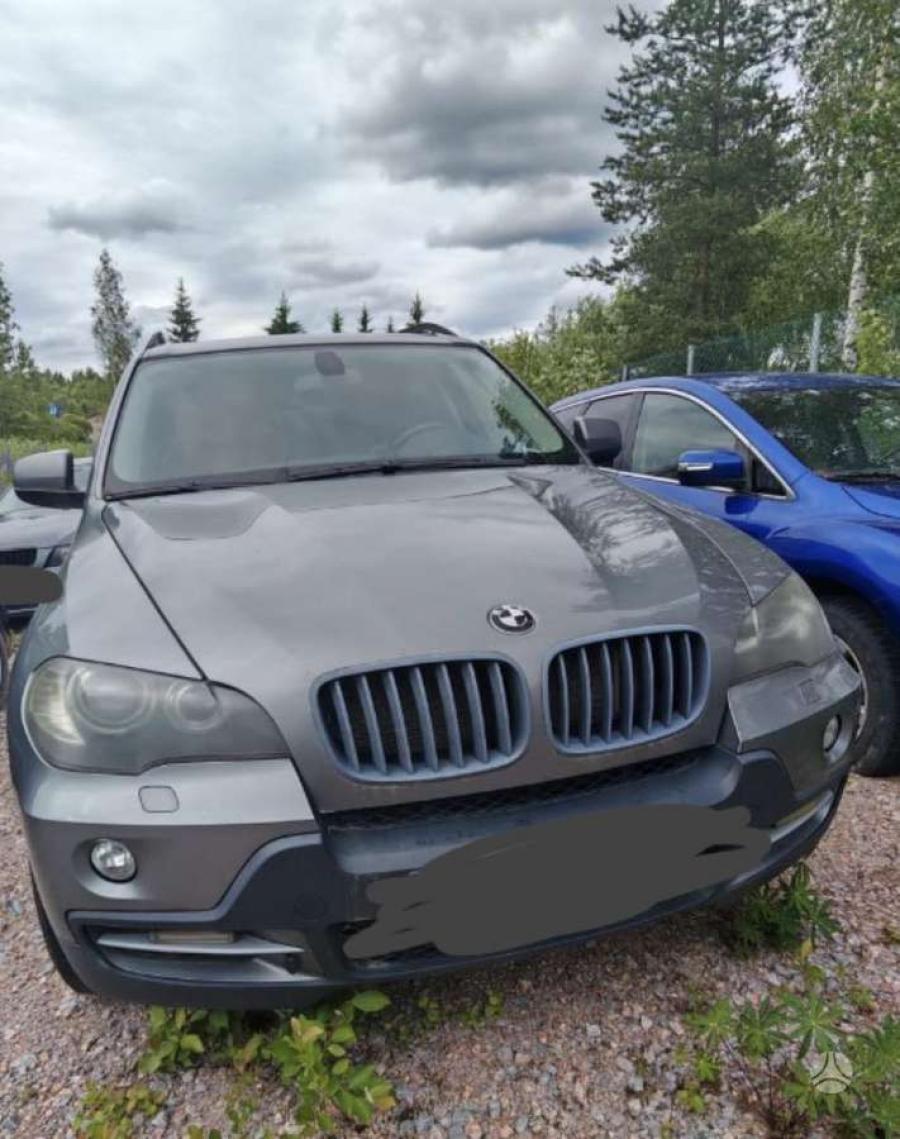 Grey BMW X5 2009 in Taurage, with an engine capacity of 2.99 L and mileage of 300 thousand km for 6300 €, photo 1 on AUTOMOTO.COM.LV