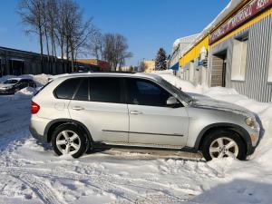 Pelēks BMW X5 2009 Šauļi, ar dzinēja tilpumu 3.00 L un nobraukumu 280 tūkst. km par 4550 €, foto  vietnē AUTOMOTO.COM.LV