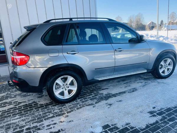 Grey BMW X5 2009 in Trakai, with an engine capacity of 2.99 L and mileage of 399 thousand km for 5650 €, photo 2 on AUTOMOTO.COM.LV