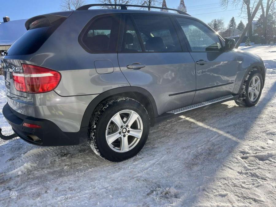 Pelēks BMW X5 2009 Trakai, ar dzinēja tilpumu 2.99 L un nobraukumu 395 tūkst. km par 5150 €, foto 2 vietnē AUTOMOTO.COM.LV