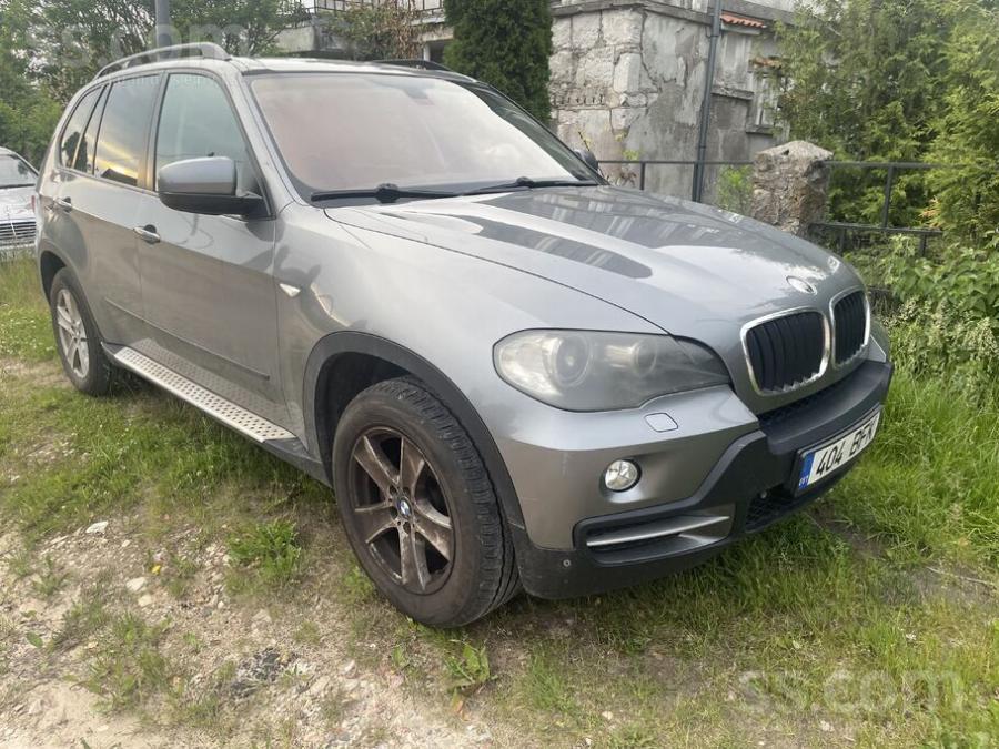 Grey BMW X5 2009 in Riga, with an engine capacity of 3.00 L and mileage of 309 thousand km for 5995 €, photo 1 on AUTOMOTO.COM.LV