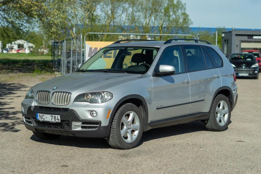 Grey BMW X5 2009 in Riga, with an engine capacity of 3.00 L and mileage of 363 thousand km for 9800 €, photo 1 on AUTOMOTO.COM.LV