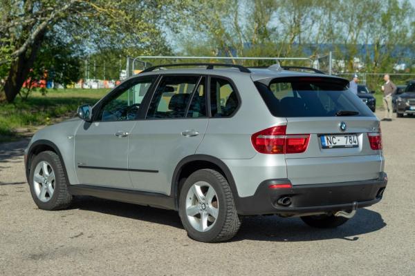 Grey BMW X5 2009 in Riga, with an engine capacity of 3.00 L and mileage of 363 thousand km for 9800 €, photo 2 on AUTOMOTO.COM.LV