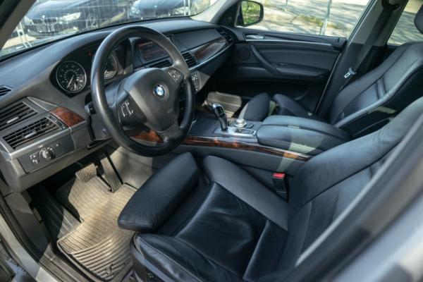Grey BMW X5 2009 in Riga, with an engine capacity of 3.00 L and mileage of 363 thousand km for 9800 €, photo 8 on AUTOMOTO.COM.LV
