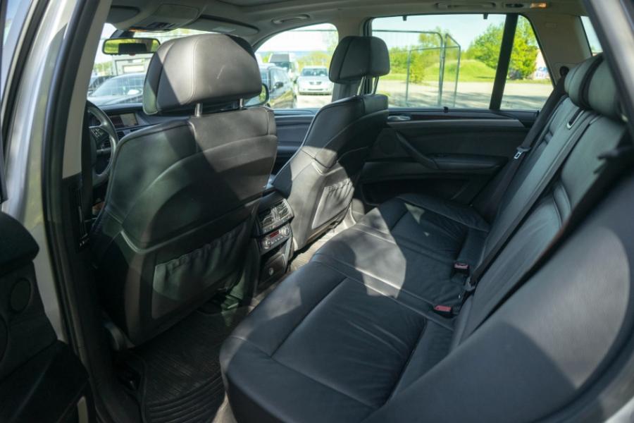 Grey BMW X5 2009 in Riga, with an engine capacity of 3.00 L and mileage of 363 thousand km for 9800 €, photo 10 on AUTOMOTO.COM.LV