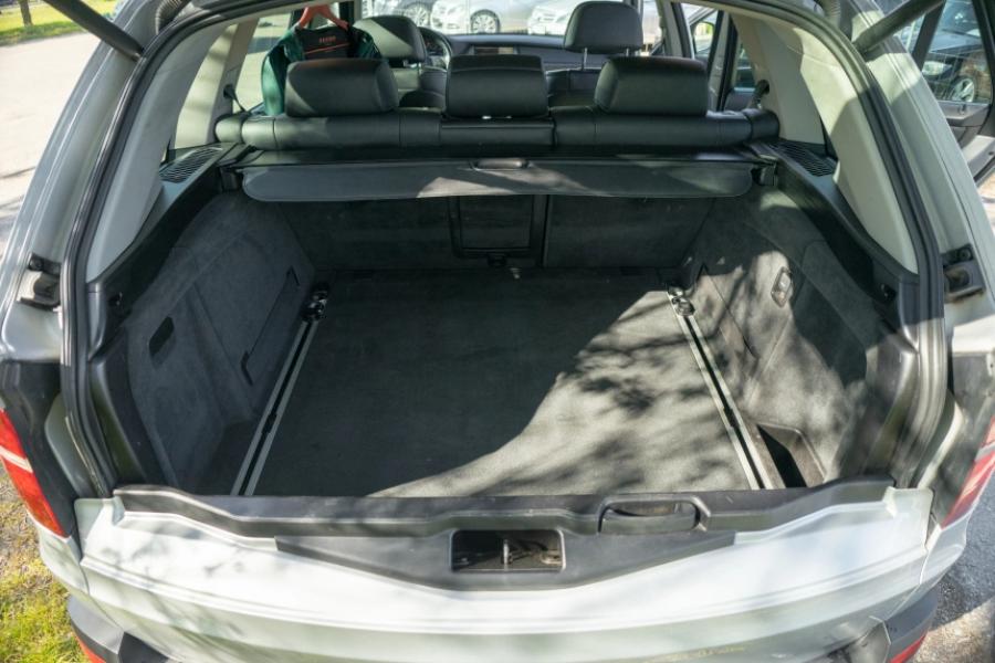 Grey BMW X5 2009 in Riga, with an engine capacity of 3.00 L and mileage of 363 thousand km for 9800 €, photo 11 on AUTOMOTO.COM.LV