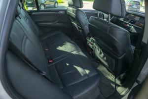 Grey BMW X5 2009 in Riga, with an engine capacity of 3.00 L and mileage of 363 thousand km for 9800 €, photo 12 on AUTOMOTO.COM.LV