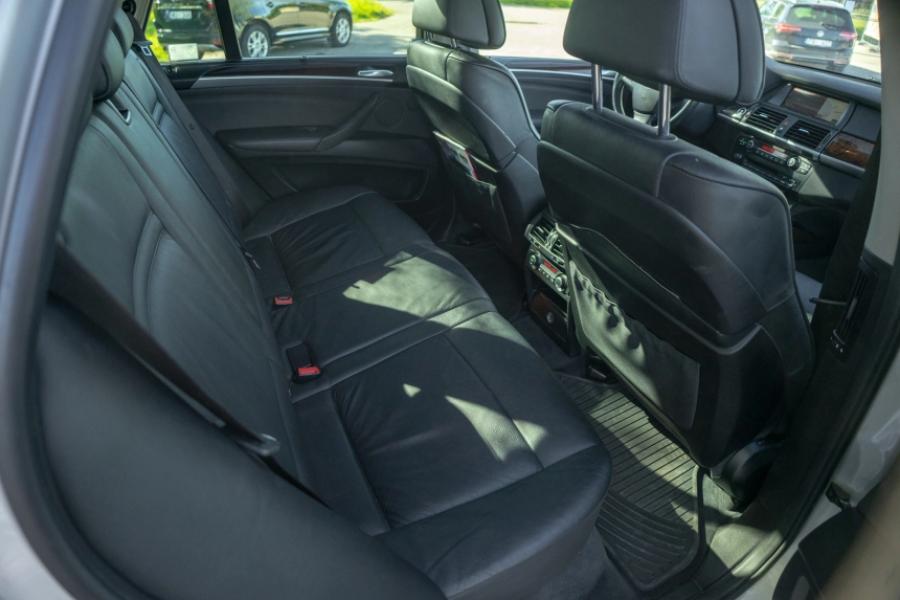 Grey BMW X5 2009 in Riga, with an engine capacity of 3.00 L and mileage of 363 thousand km for 9800 €, photo 12 on AUTOMOTO.COM.LV