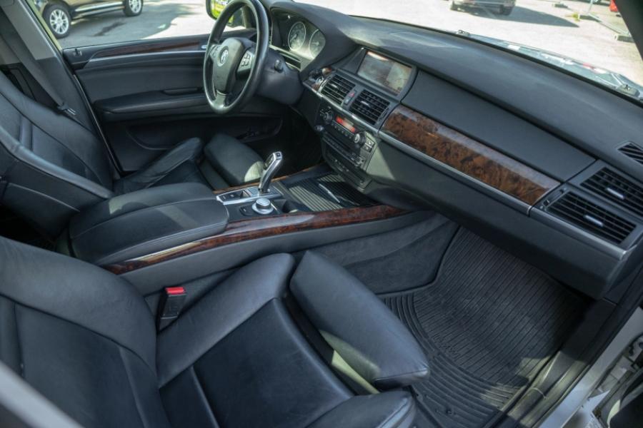 Grey BMW X5 2009 in Riga, with an engine capacity of 3.00 L and mileage of 363 thousand km for 9800 €, photo 13 on AUTOMOTO.COM.LV