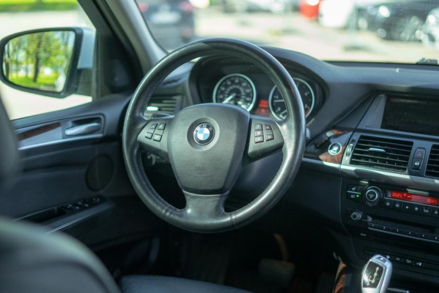 Grey BMW X5 2009 in Riga, with an engine capacity of 3.00 L and mileage of 363 thousand km for 9800 €, photo 15 on AUTOMOTO.COM.LV