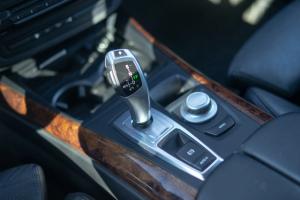 Grey BMW X5 2009 in Riga, with an engine capacity of 3.00 L and mileage of 363 thousand km for 9800 €, photo 18 on AUTOMOTO.COM.LV