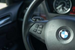 Grey BMW X5 2009 in Riga, with an engine capacity of 3.00 L and mileage of 363 thousand km for 9800 €, photo 20 on AUTOMOTO.COM.LV