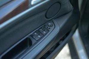 Grey BMW X5 2009 in Riga, with an engine capacity of 3.00 L and mileage of 363 thousand km for 9800 €, photo 28 on AUTOMOTO.COM.LV