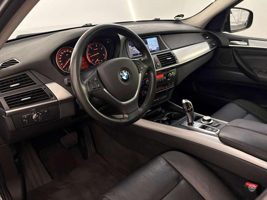Grey BMW X5 2009 in Marijampole, with an engine capacity of 2.99 L and mileage of 222 thousand km for 9350 €, photo 3 on AUTOMOTO.COM.LV