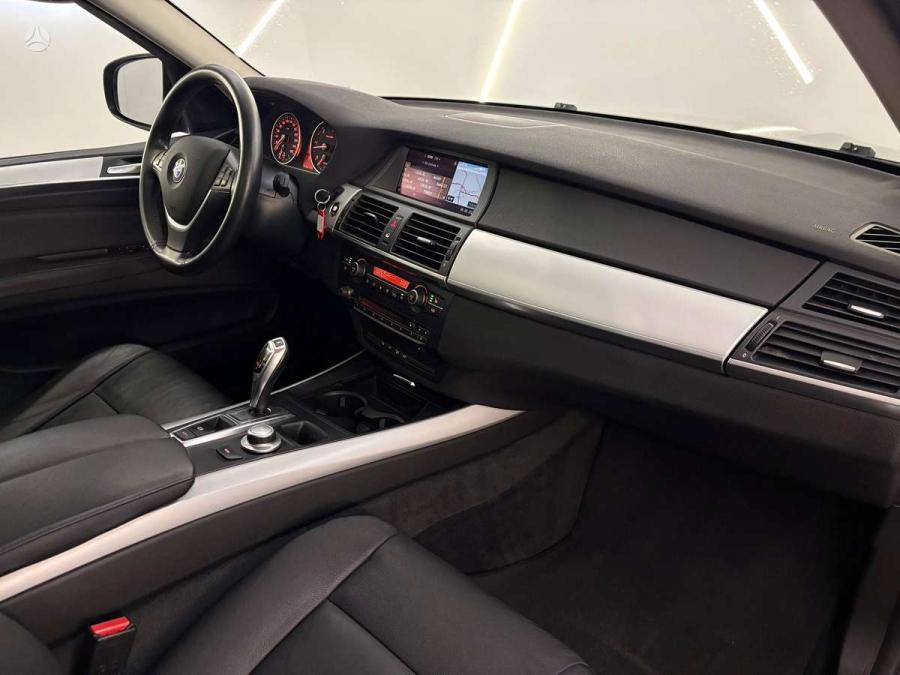 Grey BMW X5 2009 in Marijampole, with an engine capacity of 2.99 L and mileage of 222 thousand km for 9350 €, photo 5 on AUTOMOTO.COM.LV
