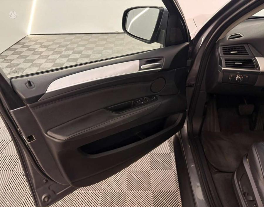Grey BMW X5 2009 in Marijampole, with an engine capacity of 2.99 L and mileage of 222 thousand km for 9350 €, photo 7 on AUTOMOTO.COM.LV