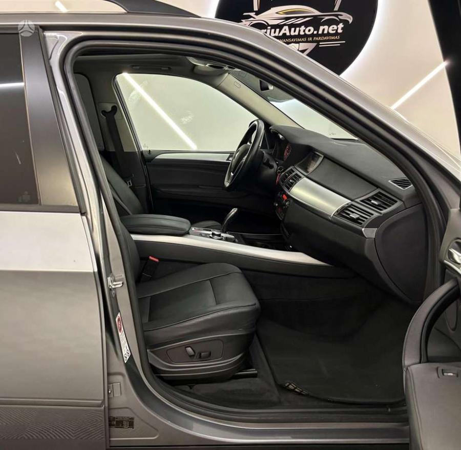Grey BMW X5 2009 in Marijampole, with an engine capacity of 2.99 L and mileage of 222 thousand km for 9350 €, photo 8 on AUTOMOTO.COM.LV
