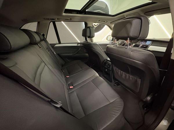 Pelēks BMW X5 2009 Marijampole, ar dzinēja tilpumu 2.99 L un nobraukumu 222 tūkst. km par 9350 €, foto 10 vietnē AUTOMOTO.COM.LV
