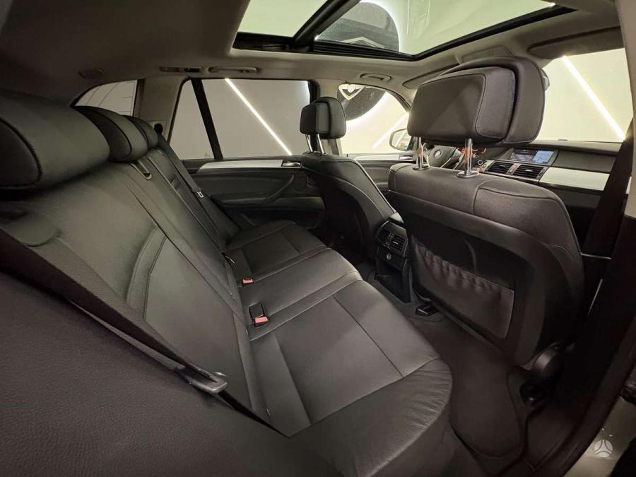 Grey BMW X5 2009 in Marijampole, with an engine capacity of 2.99 L and mileage of 222 thousand km for 9350 €, photo 11 on AUTOMOTO.COM.LV