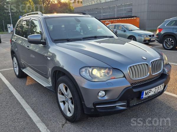 Grey BMW X5 2009 in Riga, with an engine capacity of 3.00 L and mileage of 297 thousand km for 8750 €, photo 1 on AUTOMOTO.COM.LV