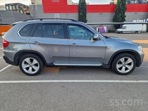 Grey BMW X5 2009 in Riga, with an engine capacity of 3.00 L and mileage of 297 thousand km for 8750 €, photo 3 on AUTOMOTO.COM.LV