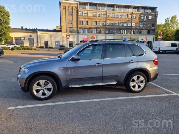 Grey BMW X5 2009 in Riga, with an engine capacity of 3.00 L and mileage of 297 thousand km for 8750 €, photo 4 on AUTOMOTO.COM.LV