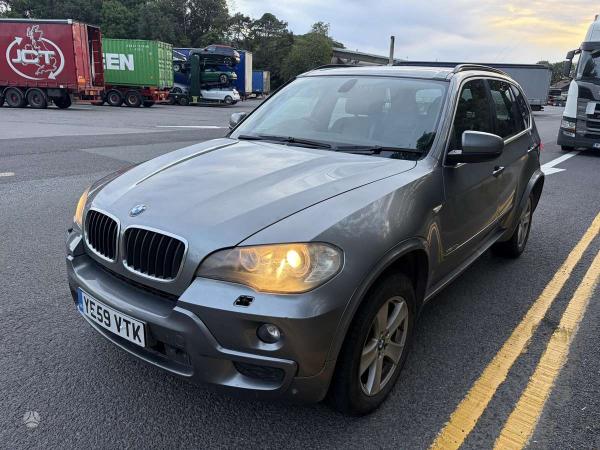 Grey BMW X5 2009 in Raseiniai, with an engine capacity of 2.99 L and mileage of 200 thousand km for 3300 €, photo 1 on AUTOMOTO.COM.LV