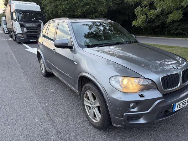 Grey BMW X5 2009 in Raseiniai, with an engine capacity of 2.99 L and mileage of 200 thousand km for 3300 €, photo 3 on AUTOMOTO.COM.LV