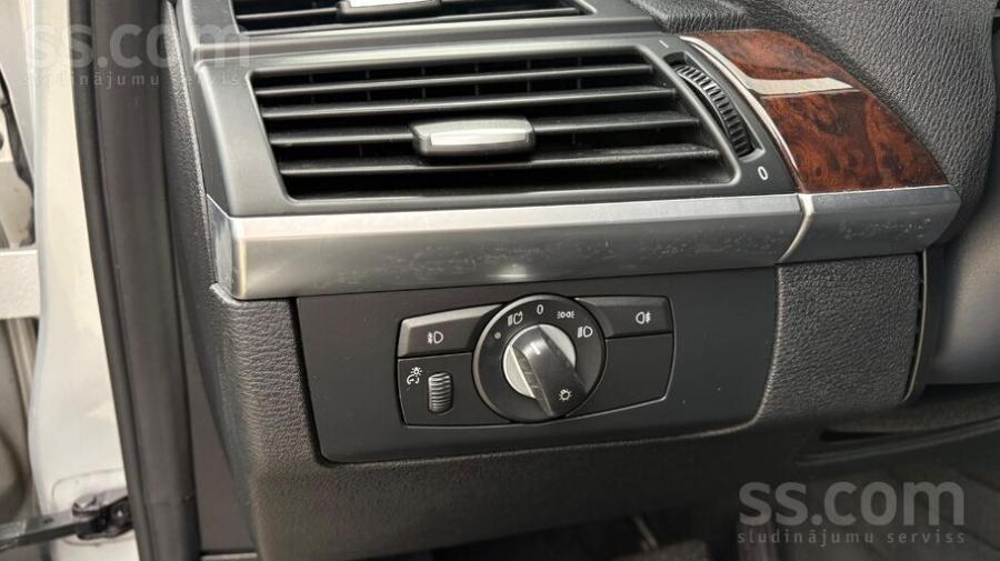 Pelēks BMW X5 2009 Liepāja, ar dzinēja tilpumu 3.00 L un nobraukumu 393 tūkst. km par 7500 €, foto 13 vietnē AUTOMOTO.COM.LV