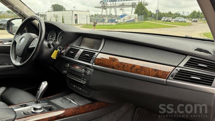 Pelēks BMW X5 2009 Liepāja, ar dzinēja tilpumu 3.00 L un nobraukumu 393 tūkst. km par 7500 €, foto 19 vietnē AUTOMOTO.COM.LV