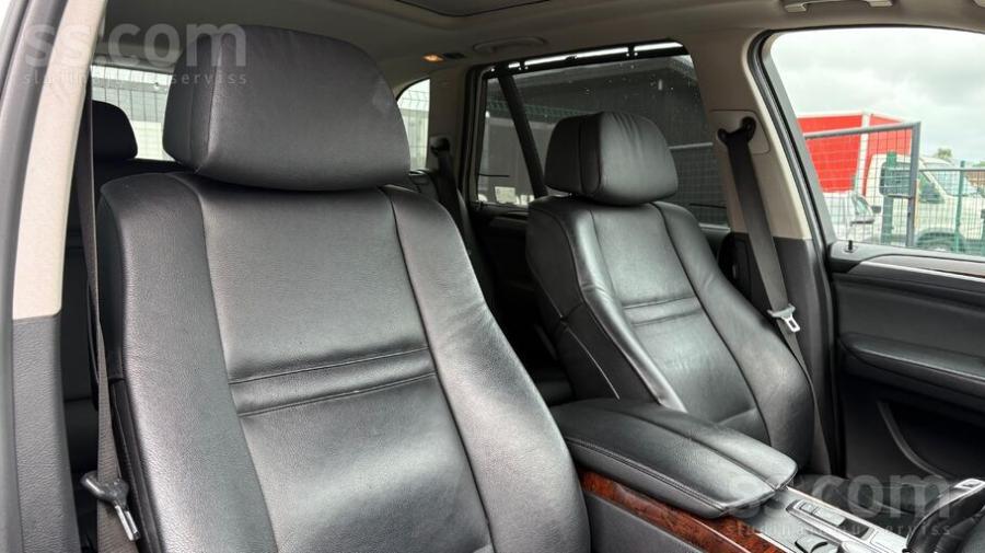 Pelēks BMW X5 2009 Liepāja, ar dzinēja tilpumu 3.00 L un nobraukumu 393 tūkst. km par 7500 €, foto 21 vietnē AUTOMOTO.COM.LV
