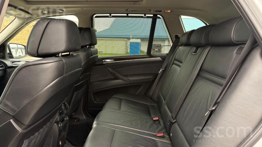 Pelēks BMW X5 2009 Liepāja, ar dzinēja tilpumu 3.00 L un nobraukumu 393 tūkst. km par 7500 €, foto 24 vietnē AUTOMOTO.COM.LV