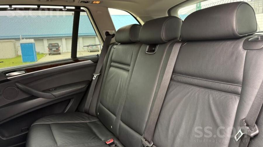 Pelēks BMW X5 2009 Liepāja, ar dzinēja tilpumu 3.00 L un nobraukumu 393 tūkst. km par 7500 €, foto 26 vietnē AUTOMOTO.COM.LV