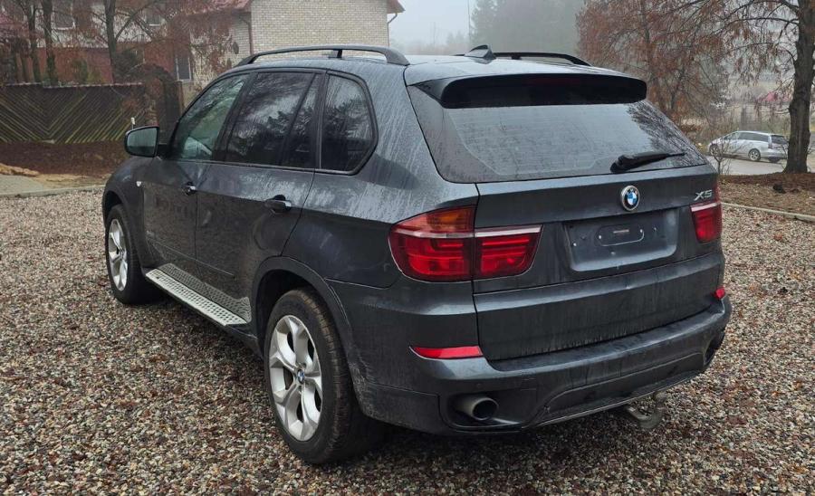 Grey BMW X5 2010 in Raseiniai, with an engine capacity of 2.99 L and mileage of 295 thousand km for 7900 €, photo 2 on AUTOMOTO.COM.LV