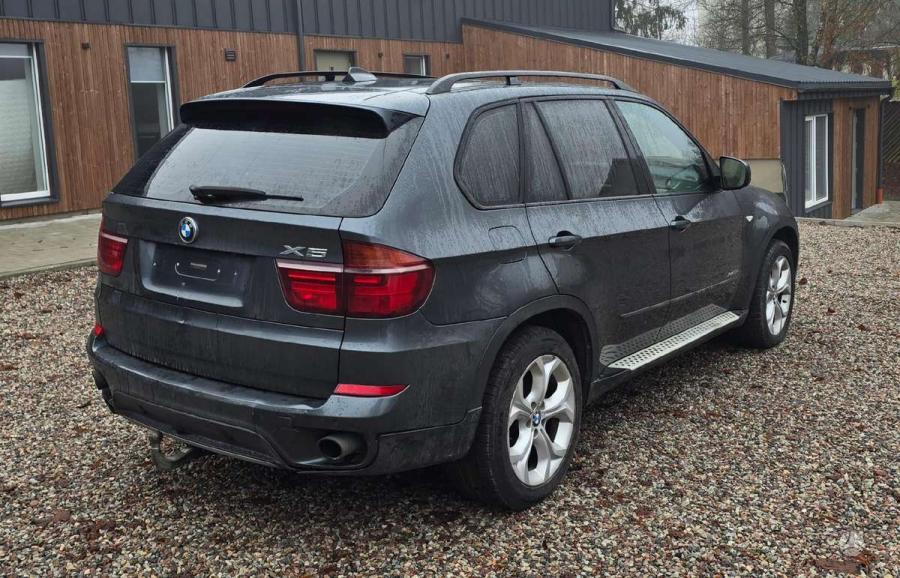 Grey BMW X5 2010 in Raseiniai, with an engine capacity of 2.99 L and mileage of 295 thousand km for 7900 €, photo 3 on AUTOMOTO.COM.LV